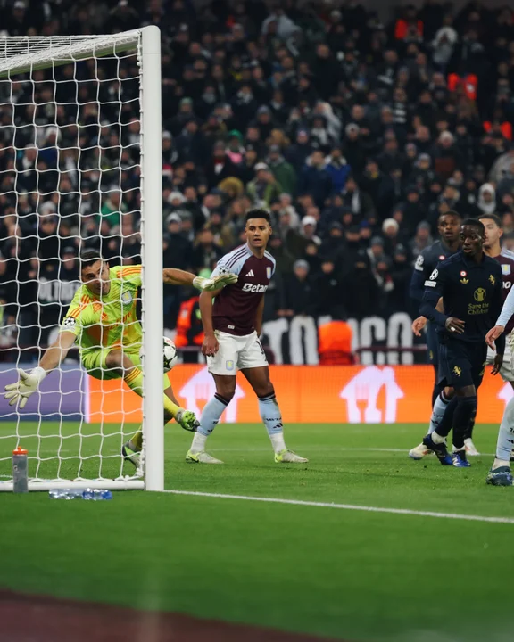 La enorme atajada del "Dibu" Martínez en la Champions League | mdphoy.com